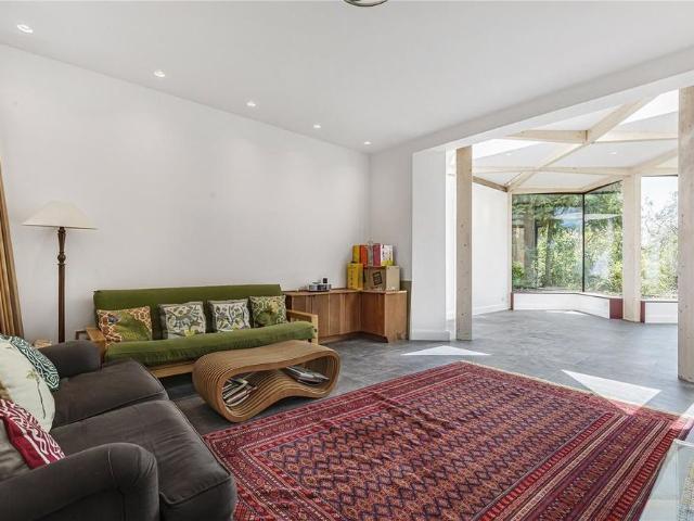 6 bedroom detached house to rent