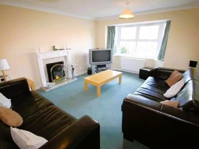 6 bedroom detached house to rent