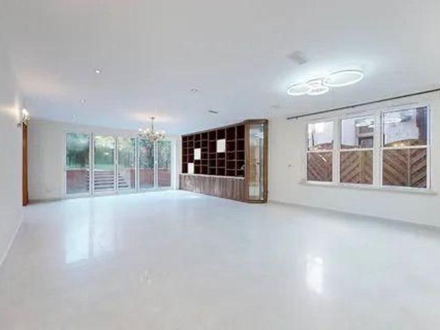 6 bedroom detached house to rent