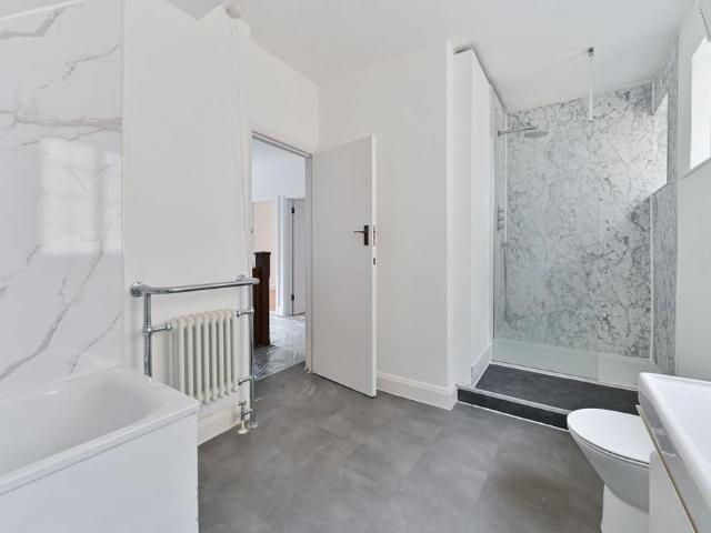 6 bedroom detached house to rent