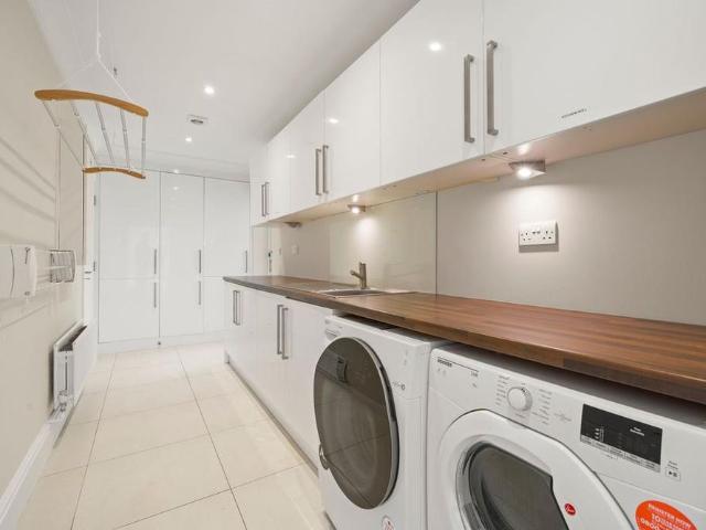 6 bedroom detached house to rent