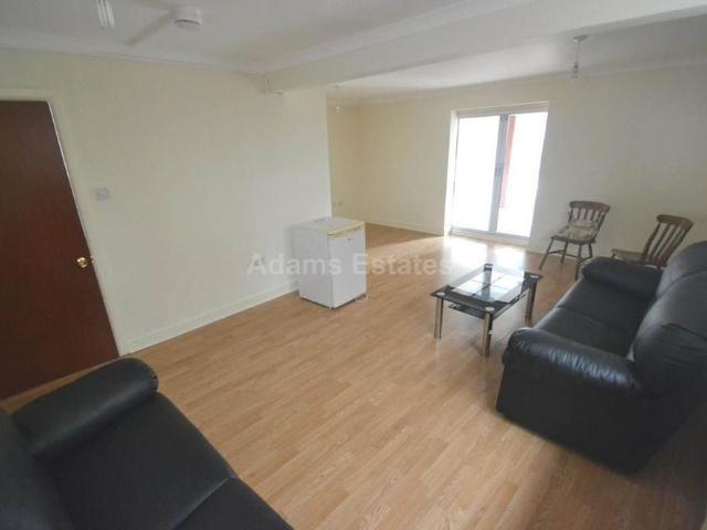 6 bedroom detached house to rent