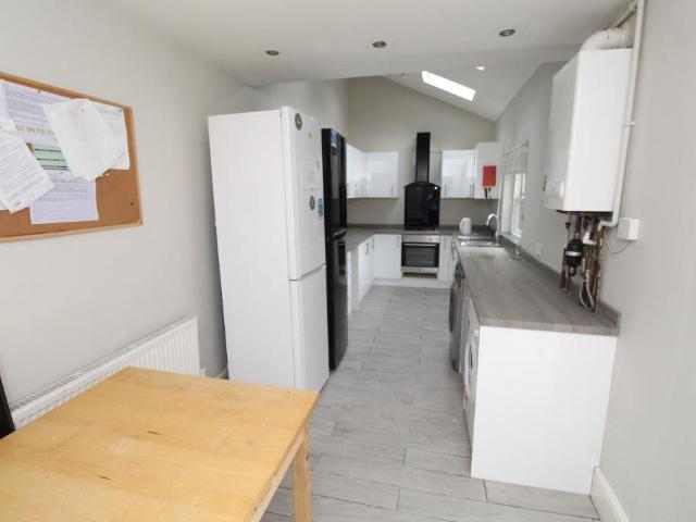 6 bedroom detached house to rent
