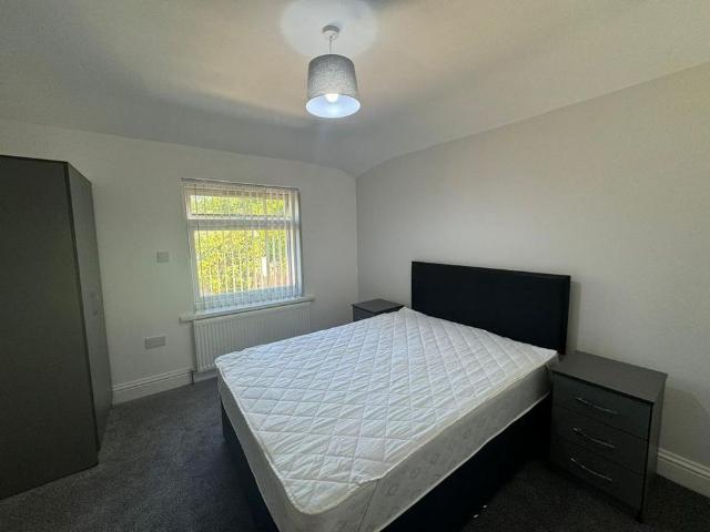 6 bedroom detached house to rent