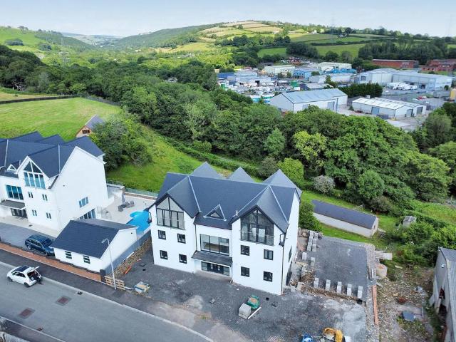 6 bedroom detached house to rent
