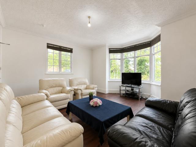 6 bedroom detached house to rent