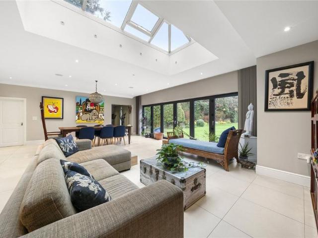 6 bedroom detached house to rent