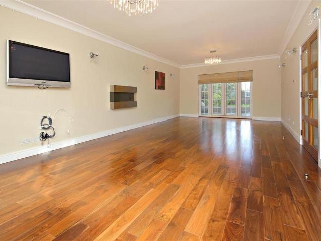 6 bedroom detached house to rent