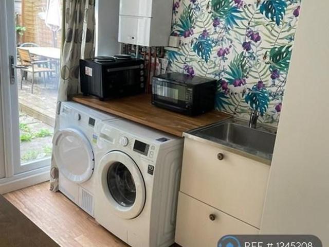 6 bedroom detached house to rent