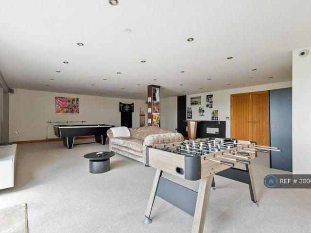 6 bedroom detached house to rent