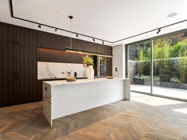 6 bedroom detached house to rent