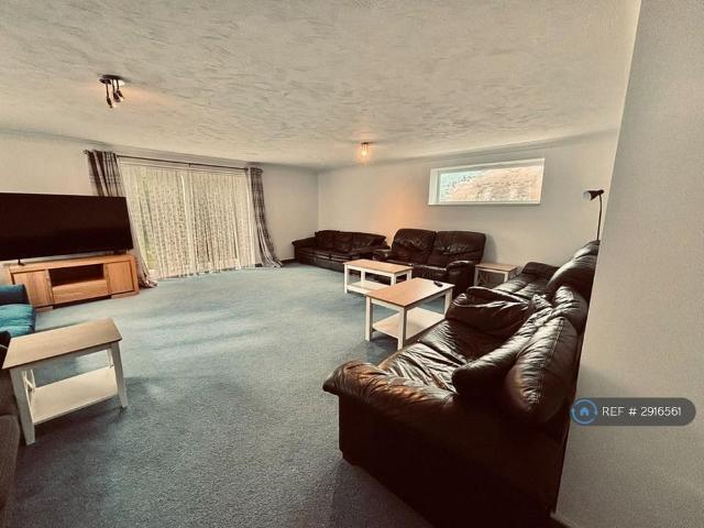 6 bedroom detached house to rent