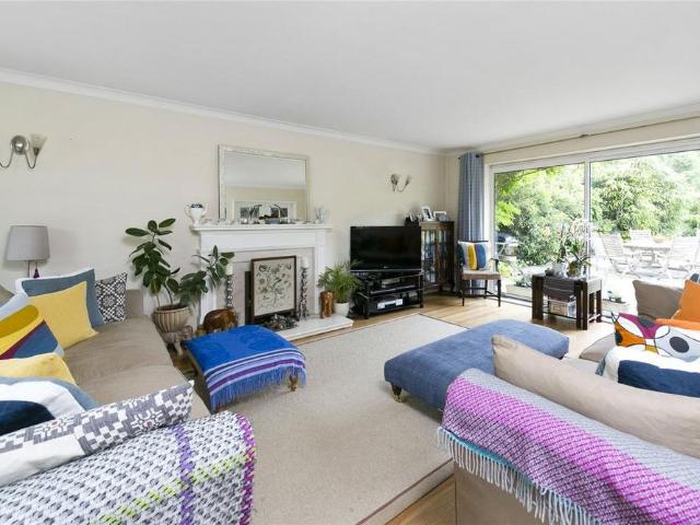 6 bedroom detached house to rent