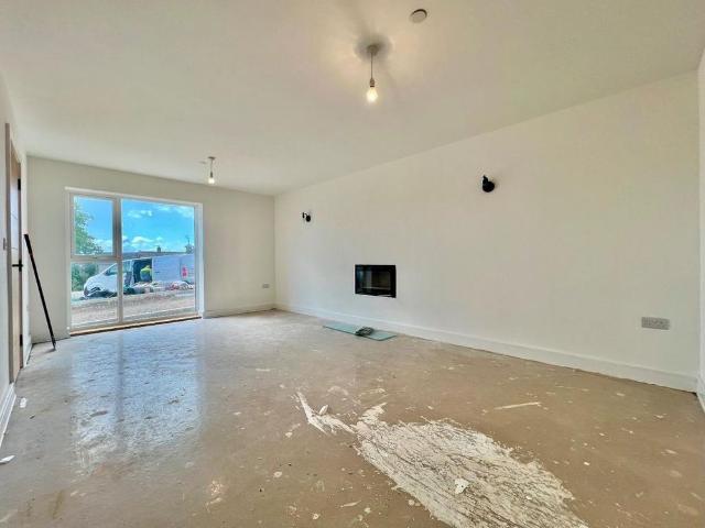 6 bedroom detached house to rent