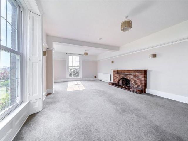 6 bedroom detached house to rent