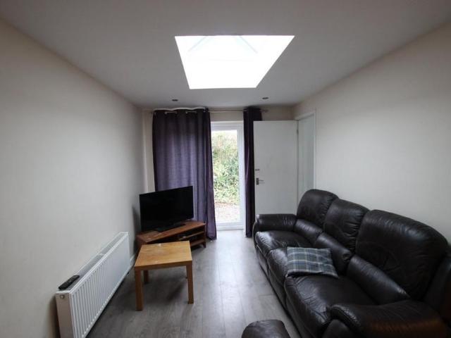 6 bedroom detached house to rent