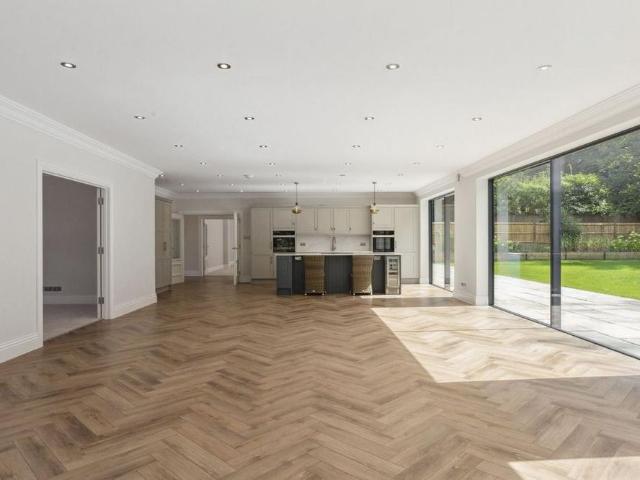 6 bedroom detached house to rent