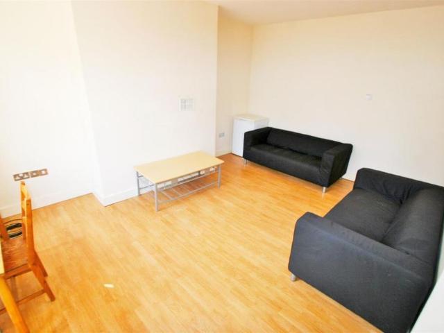 6 bedroom detached house to rent