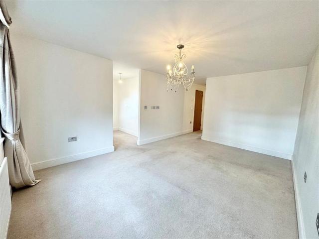6 bedroom detached house to rent