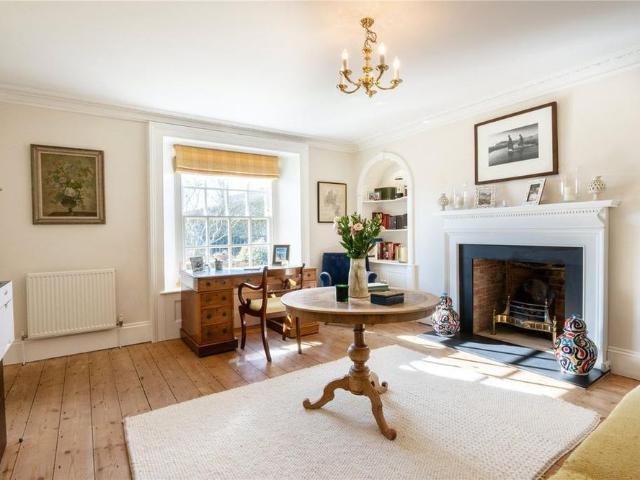 6 bedroom detached house to rent