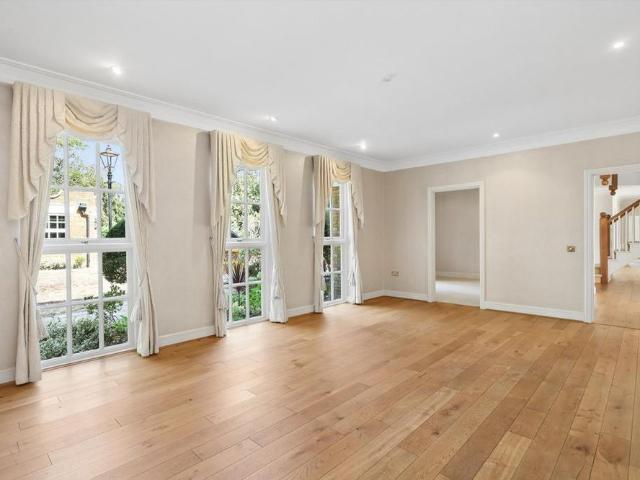 6 bedroom detached house to rent