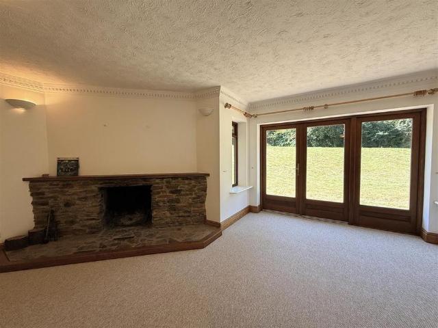 6 bedroom detached house to rent