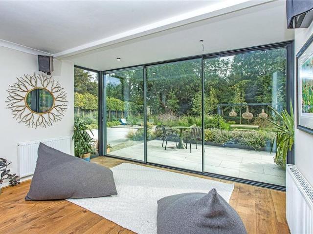 6 bedroom detached house to rent