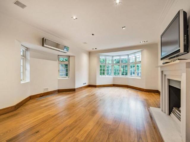 6 bedroom detached house to rent