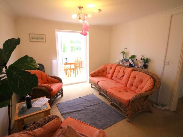 6 bedroom detached house to rent