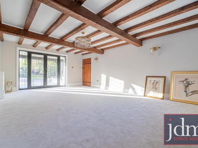 6 bedroom detached house to rent