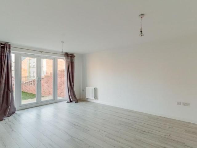 6 bedroom detached house to rent