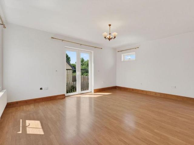 6 bedroom detached house to rent