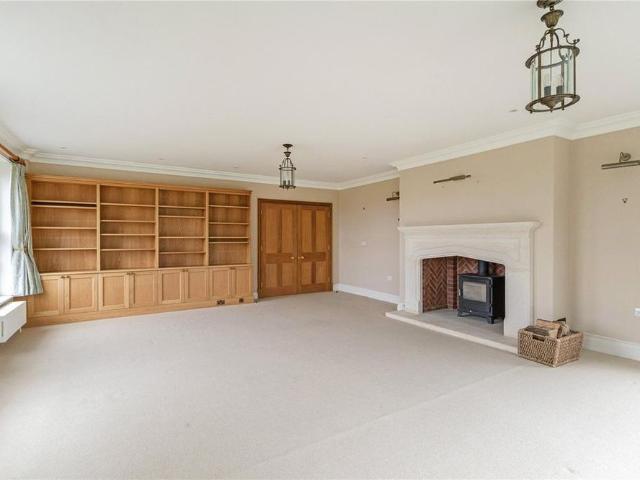 6 bedroom detached house to rent