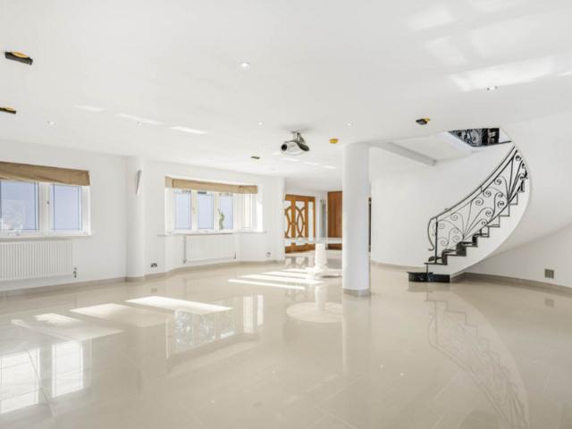 6 bedroom detached house to rent