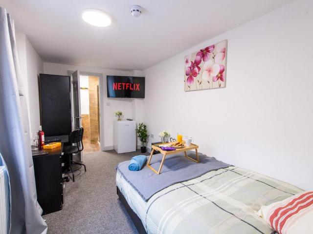 6 bedroom detached house to rent