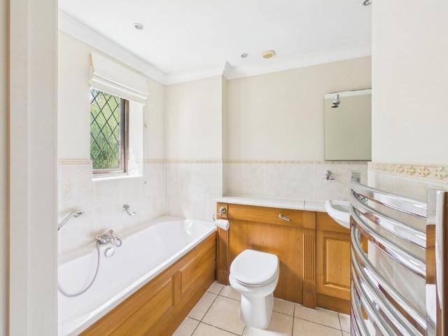 6 bedroom detached house to rent