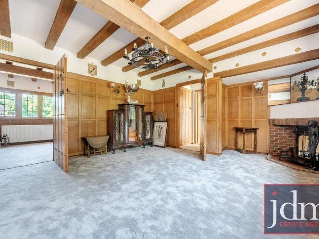 6 bedroom detached house to rent