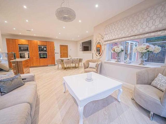 6 bedroom detached house to rent