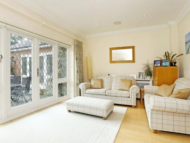 6 bedroom detached house to rent