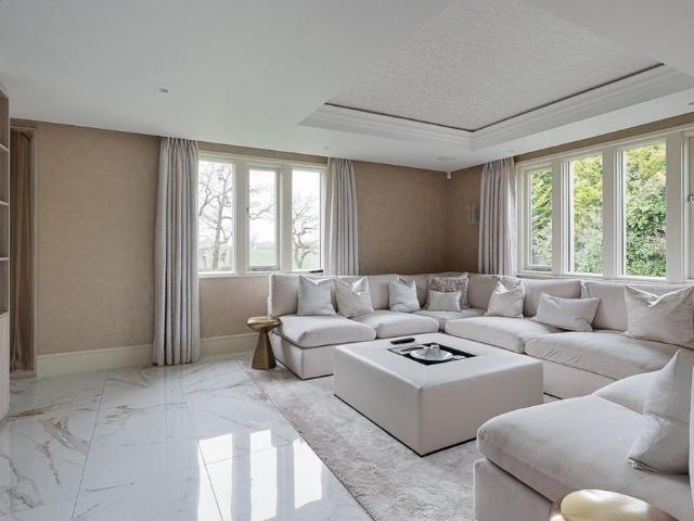 6 bedroom detached house to rent