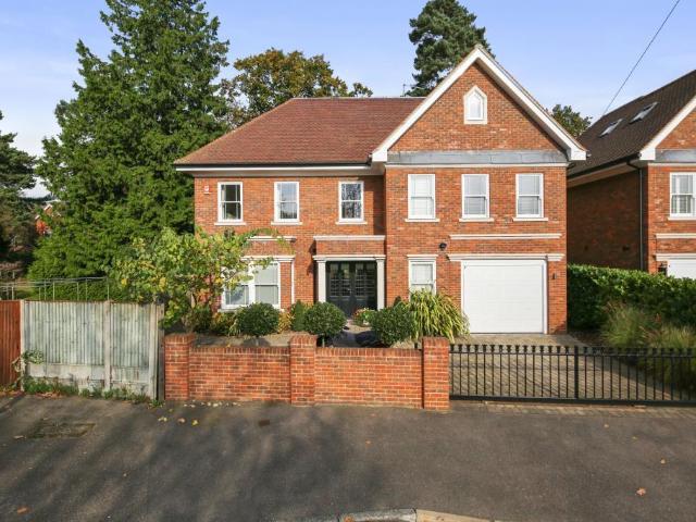 6 bedroom detached house to rent