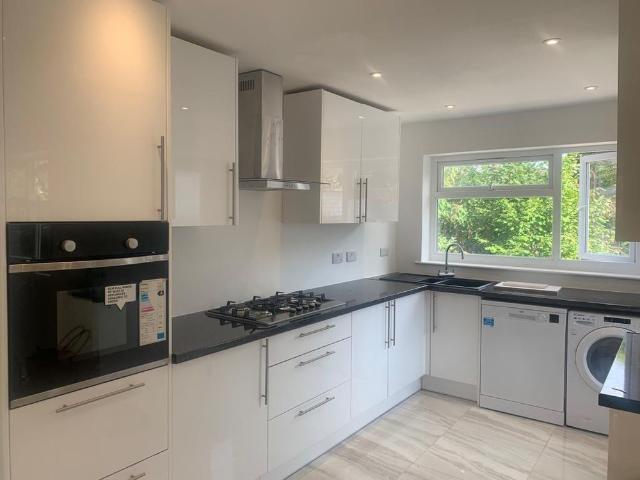 6 bedroom detached house to rent