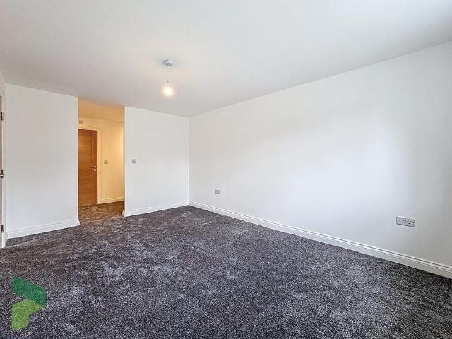 6 bedroom detached house to rent
