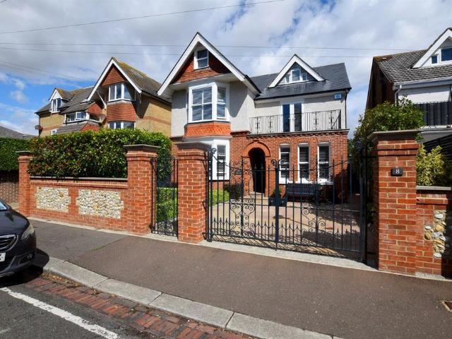 6 bedroom detached house to rent