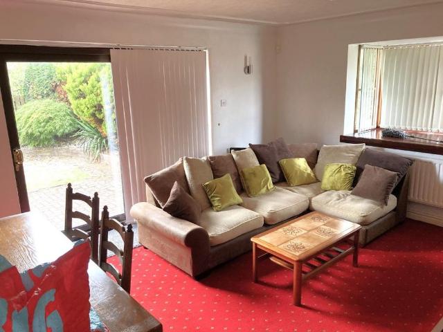 6 bedroom detached house to rent