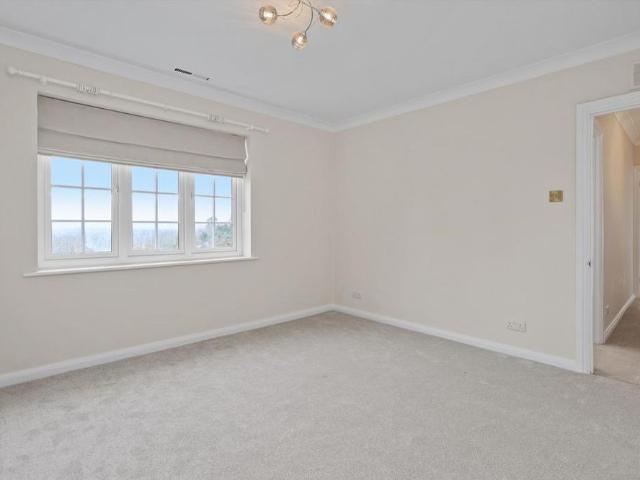 6 bedroom detached house to rent