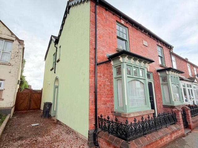 6 bedroom detached house to rent