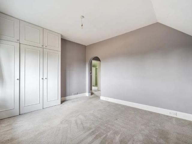 6 bedroom detached house to rent