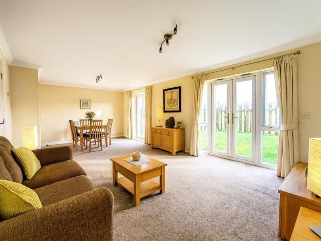 6 bedroom detached house to rent