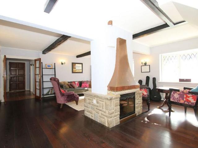 6 bedroom detached house to rent